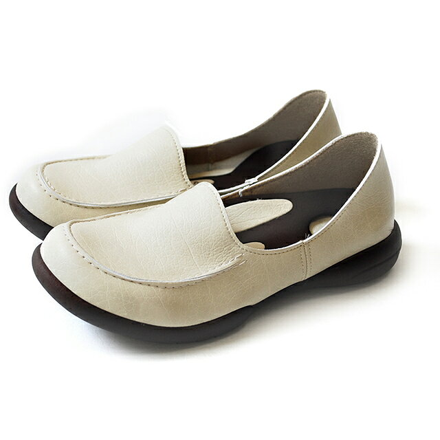 痛くない、疲れにくい、歩きやすいシューズを普段履きに。 ドライビングローファー。 ・足にやさしい快適機能インソール。 足裏の凸凹に絶妙にフィットする特殊なインソール。履き心地をアップし、足裏全体を使って支えることで歩く時の負担を軽減します。...