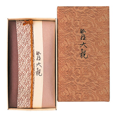 商品詳細上質で辛み・深みのある沈香・伽羅をたっぷり用い、白檀・生薬系香料がさらにその魅力を高めます。香りの王者が誇る幽玄の香り。穏やかにお部屋に香りが漂います。金色の紐をほどいて包みを開くとコーン型のお香と簡易香立が入っています。お香は小袋...