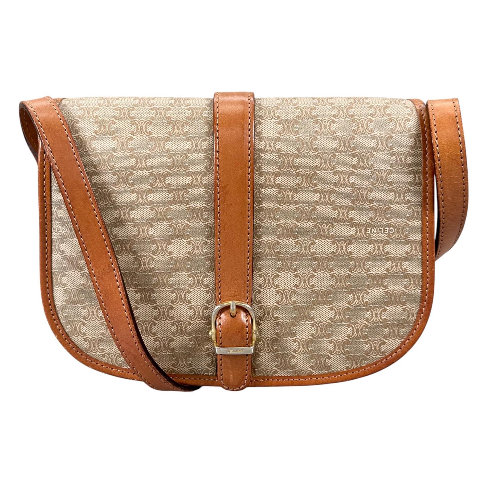 管理番号JJS14942 ブランドCELINE/セリーヌ アイテムショルダーバッグ 対象レディース カラー ベージュ/ブラウン 金具色ゴールド ラインマカダム 生産国イタリア共和国 シリアルM06 素材PVC/レザー サイズ 約W20.5c...