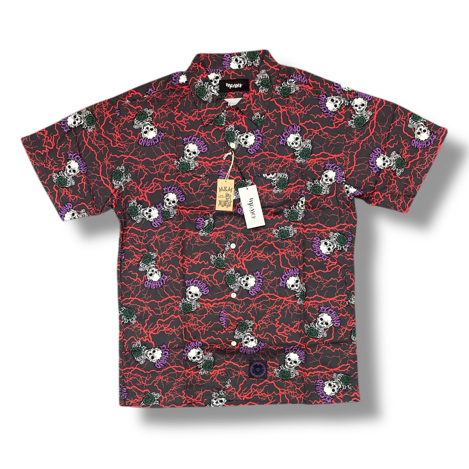 ブランド M&M・エムアンドエム × M&M・エムアンドエム 商品名 SHIRT S/S EL CHAVO 特徴 MASSESオリジナルのEL CHAVO柄生地を使用。 フロント裾にM&Mのネーム付き。 シェルボタンを使用。 内部にMASS...