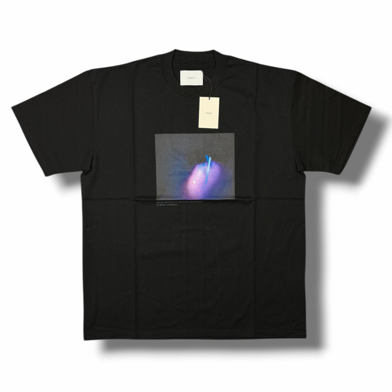 ブランド stein(ssstein)・シュタイン 商品名 PRINT TEE(SUPERIOR PIMA) 型番 ST.878 特徴 希少性の高いスーピマコットンを使用し、40/2で28Gで編まれた超度詰め天竺生地を使用したプリントTシャ...