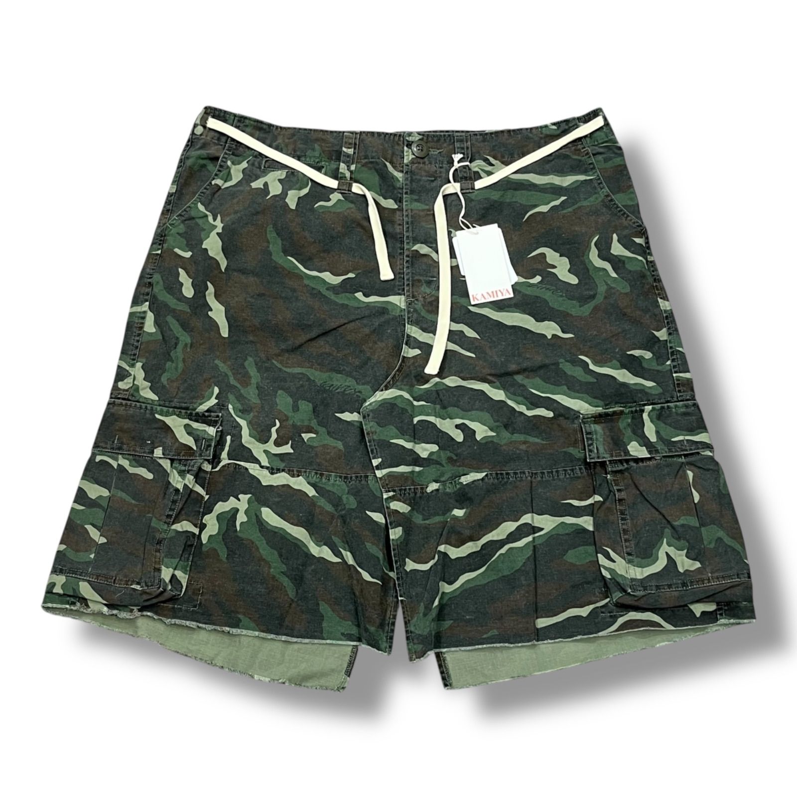 ブランド KAMIYA・カミヤ 商品名 Camo Wash Wrap Skirt 型番 G14PT018 特徴 定番のラップスカート　 ウエストにはドローコード搭載　 ボタンフライ 参考上代 66000円 カラー カーキ 表記サイズ L 実...