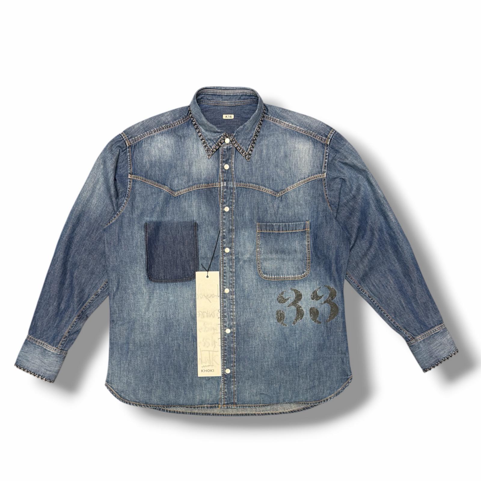 ブランド KHOKI・コッキ 商品名 2026SS Hand-Embridered Denim Shirt 型番 26ss-b-04 特徴 右胸ポケットがあたかも外れてしまったかのように見せる、色の濃淡を残したパッチワーク風のデザイン 左裾...
