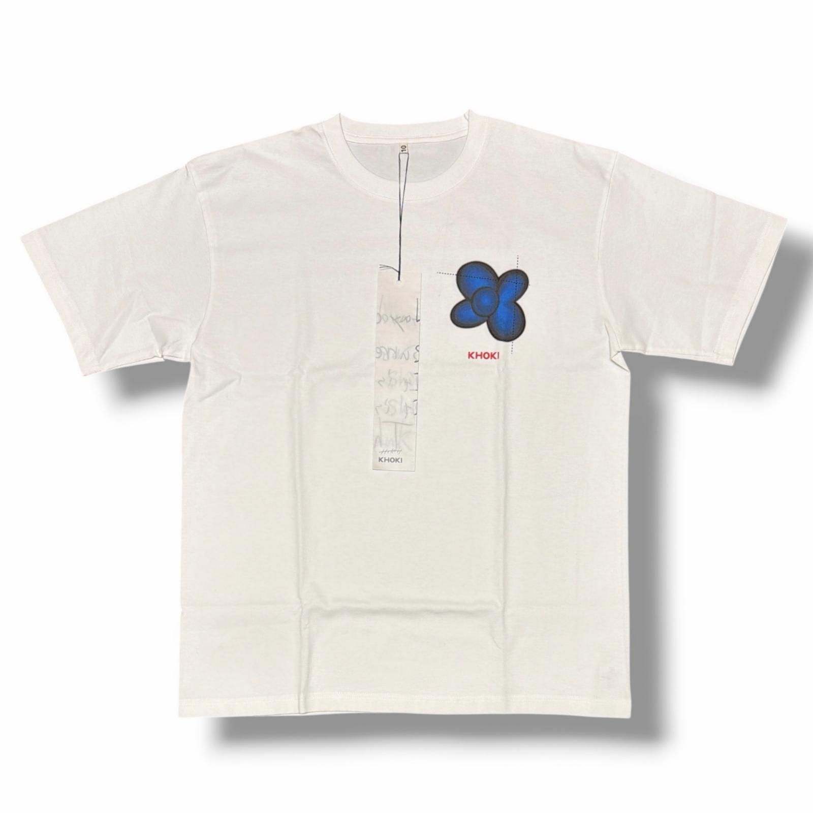 ブランド KHOKI・コッキ 商品名 2024SS Where is the exhibition T-shirt 型番 24ss-t-07-blue 特徴 左胸にミッドセンチュリー期の色彩感覚から影響を受けたグラフィック（花のような有機的...