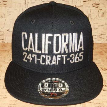 7・3／8（58．7cm) 7・1／2（59．6cm) 旧き良き時代を感じさせるどこか懐かしいグラフィック『CALIFORNIA』を施したB．B．CAP。絶妙なバランスで配置されたフォント群が洗練された印象と高級感を合わせ持った一枚。オーセ...