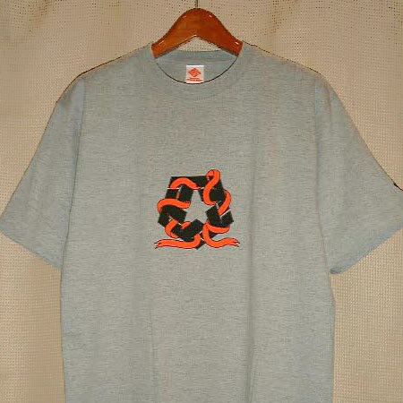 2XL[袖丈：26肩幅：55胸囲：118上着丈：80] TRIBALのチャリティー T−シャツです。前面とバックにTRIBALのロゴを取り入れたデザインのプリントが入っています。左袖にも『SAY SAFE SEX』と書かれた小さいロゴがプリ...