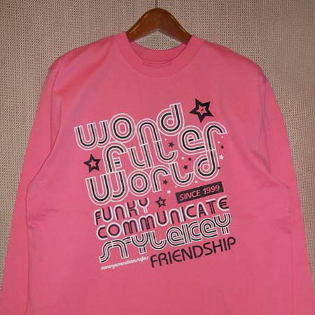 M [袖丈：62肩幅：49胸囲：108上着丈：67] L　[袖丈：63肩幅：51胸囲：114上着丈：70] XL[袖丈：64肩幅：54胸囲：120上着丈：72] シンプルながらスタイルキーらしいポップな文字組みと配色がたまらないマストな一枚...