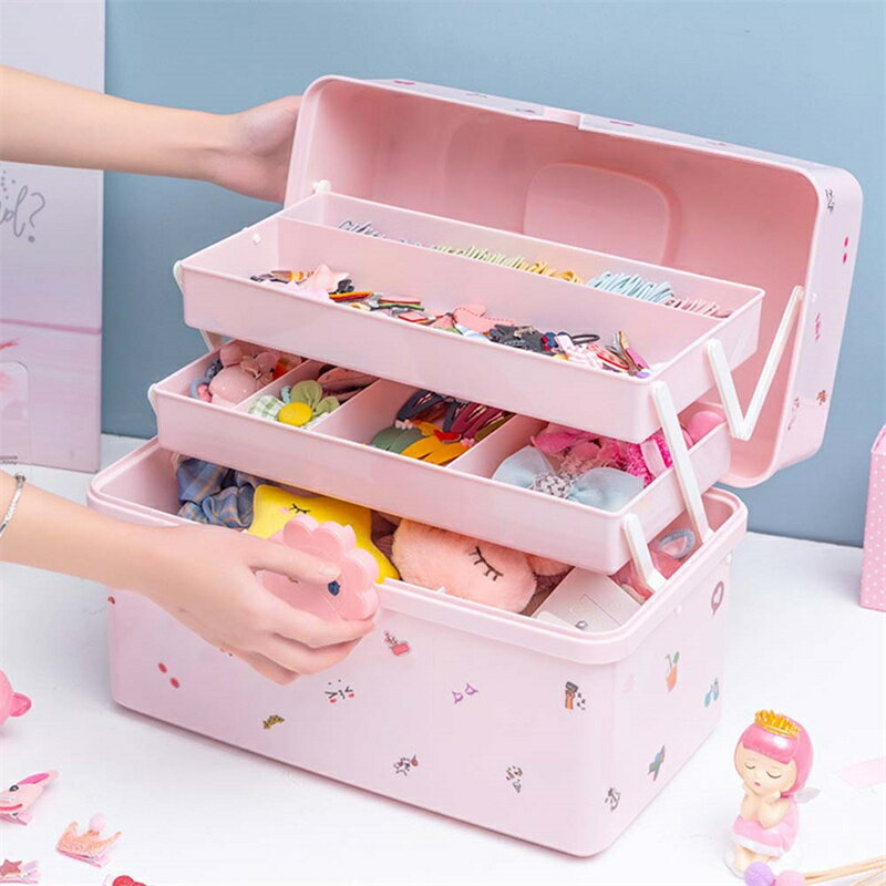 商品：ジュエリーボックス*1 シール付き、おランダムになります。 材質：PP 収納：幼児ヘアピン、イヤリング、髪飾りなど ※髪飾りは写真を撮る用の道具です。 アクセサリー，、髪飾り収納ボックスです。幼児ヘアピン、イヤリング、指輪、髪どめ、ネ...