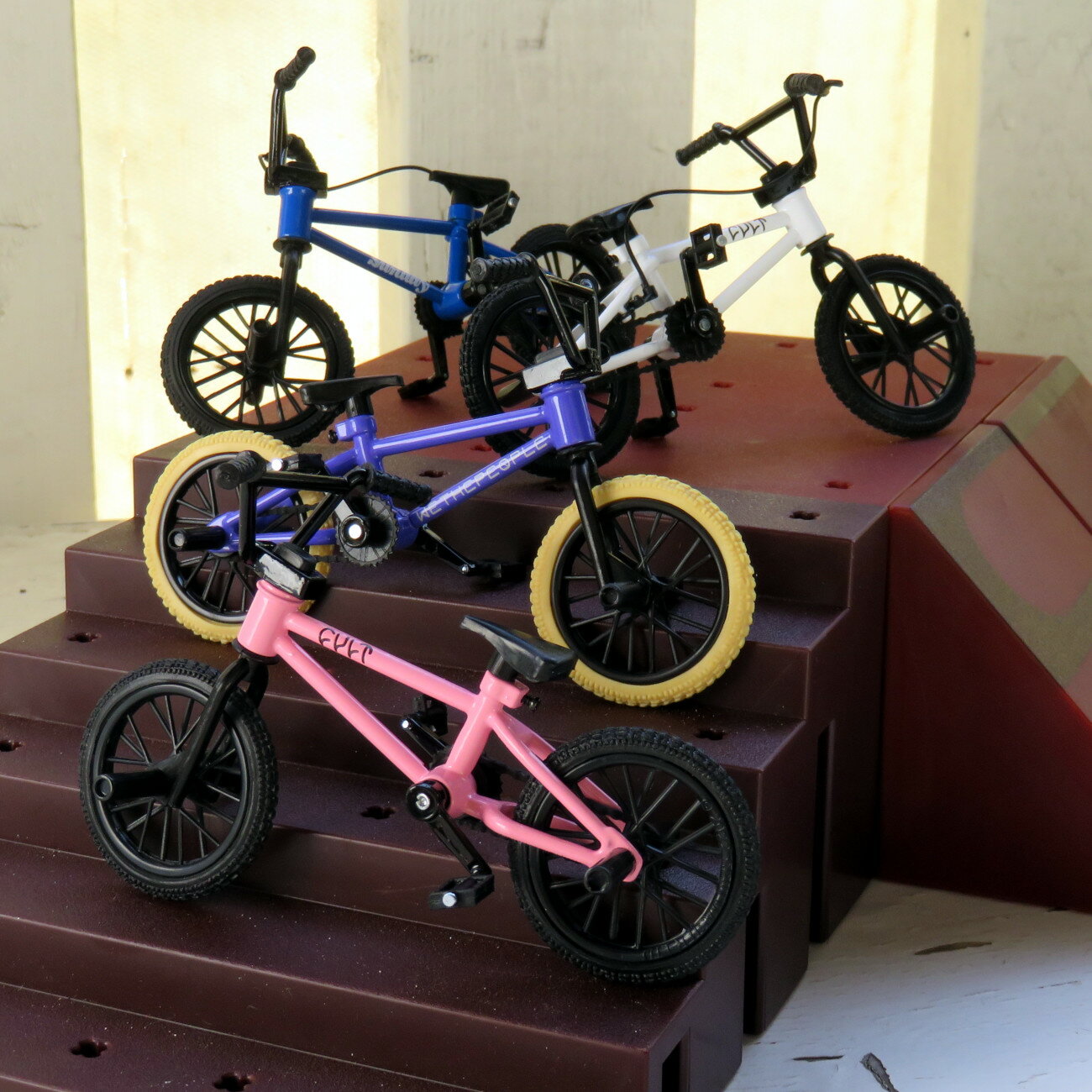 実際のバイクのデザインを指スケと同じように再現したTECH DECK BMXシリーズの第4弾。 #20151800 CULT(ホワイト)と#20151802 Sunday(ブルー)には、ブレーキが付いています。ブレーキは作動しません。 ※対...