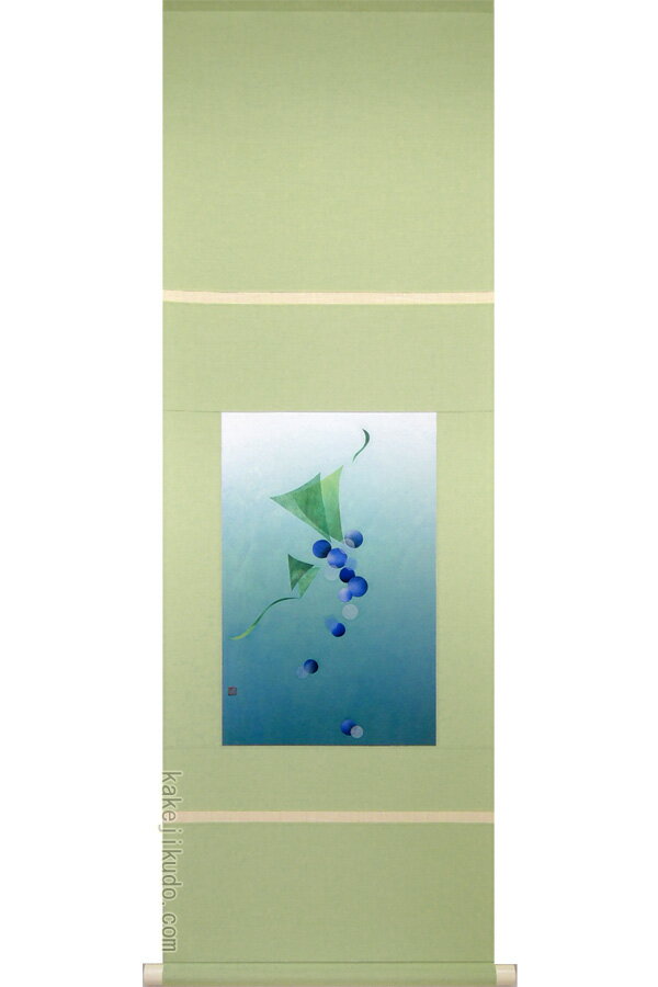 【画　題】風薫る（かぜかほる） 【解　説】透明感のある涼しげな風合いが魅力のタペストリー掛軸です。まるで葡萄のような水玉風の図柄が貼り絵で表現され、みずみずしい雰囲気。和洋室ともにお楽しみ頂けるモダンな一幅です。※紙化粧箱収納※ 【寸　法】...