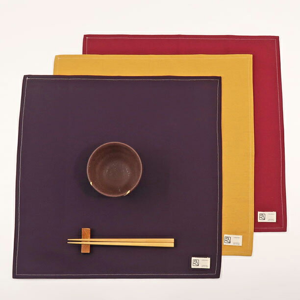 お弁当を包むのにもぴったりな、正方形サイズのランチョンマットです。 ナチュラルで上品な質感の国産の綿麻キャンバス生地です。 1点1点、国内でハンドメイドで製作しています。 記名可能なオリジナルネームタグがついています。 ●色・柄 趣のある落...