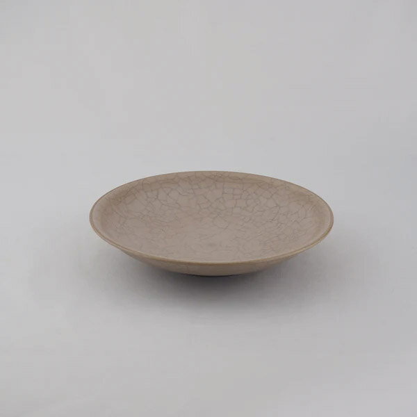 普段使いに重宝するお皿です。取り皿に盛り皿にシンプルなデザインだからこそ広がる多彩な用途。優しくなめらかな風の流れのような丸みが見所。 ・モニターやブラウザなどによって、実際の物と色味が異なる場合がございます。 ・全て手作りのため、サイズ、...