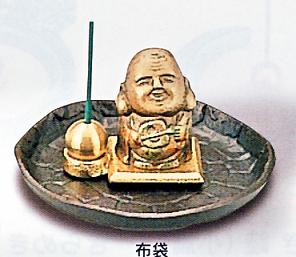 商品説明 高岡銅器の伝統工芸品です。 至福の時を演出するお香立て。 七福神のとっても縁起のよい香立て。 サイズ 高さ4.5cm ●鋳鉄製　●紙箱入 ●本体、皿受、お香立（真鍮製） 　　