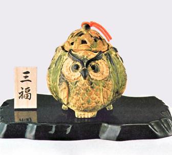 商品説明 高岡の伝統工芸品 ■ふくろうを三面に配し、丸味のフォームで 調和のとれた招福をもたらす縁起物です。 伝統の技 サイズ ●瑞峰作 ●鋳鉄製 ● PC花台付 ・紙箱入 ●高さ12×幅11×奥行10cm 　※クリックするとそれぞれ一覧を...