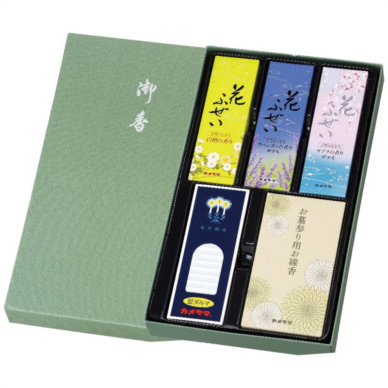 ■商品説明 使う方の使い勝手を最優先に考えたお線香と蝋燭の詰合せギフトです。花ふぜいシリーズ（白檀・ラベンダー・桜）の香り3種と三鈴香、カメヤマローソク豆ダルマの詰合せ。 ■商品詳細 製造生産地：マレーシア製 重さ：450g