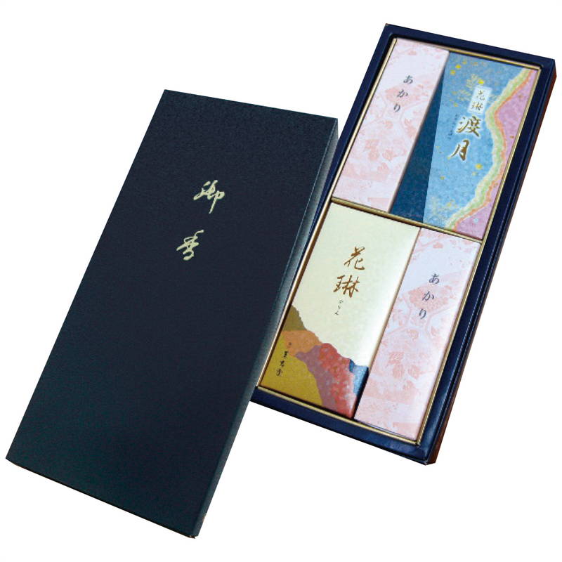 ■商品説明 現代的でやさしい白檀の香りが広がる「花琳（かりん）」と気品あふれる沈丁花の香りが広がる「渡月（とげつ）」の2種類のお線香にダルマローソクを詰め合わせたご進物用お線香です。 ■商品詳細 製造生産地：日本製 重さ：390g