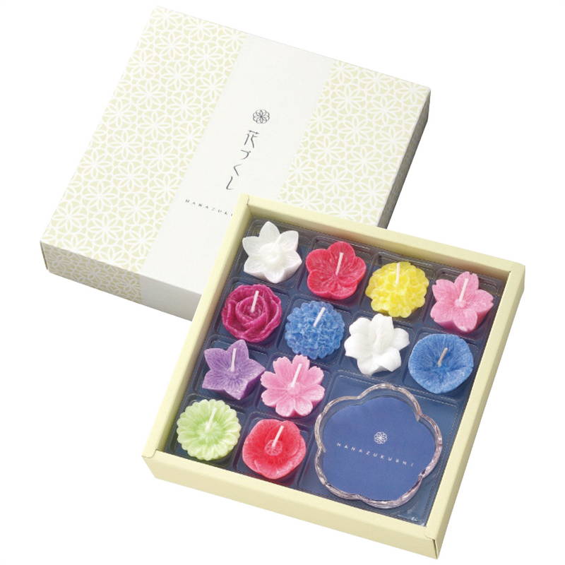 ■商品説明 日本を代表する12種類の花々をかたどったフローティングキャンドル。 グラス付ですのですぐにお使い頂けます。 植物由来原料を使用し、やわらかな色合いとそれぞれの花の香りが楽しめます。 セット内容：花づくし（植物性）12種各1個、グ...