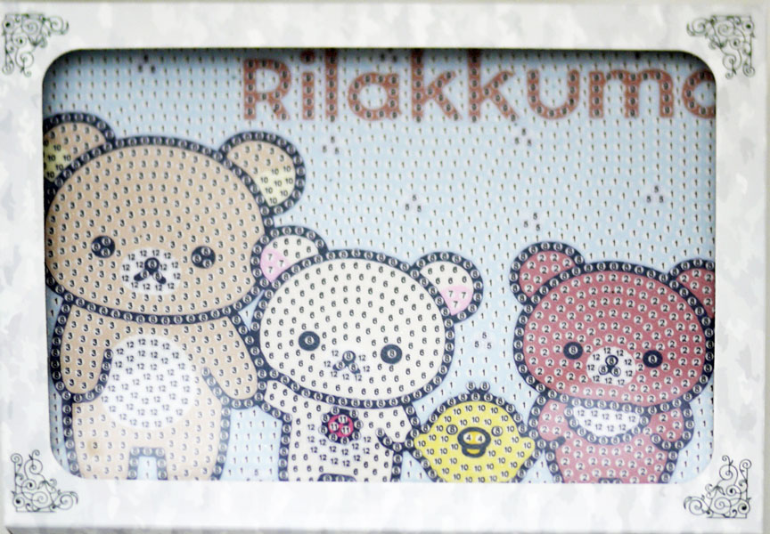 ダイヤモンドフィックス 接着式のキャンパスに記号通りにビーズを貼って 絵を作るキットです。 材料、道具、説明書一式セットです セット内容 【材料】 ・フレーム付キャンパス ・ビーズ ・ビーズチャート（番号、記号、色番） 【工具類】 ・専用ペ...