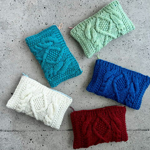 【手編みキット】 1玉で作れるニットポーチのキット。 材料と編み図のセットです。 美しい色合いと高品質で定評のあるパピーの定番糸「ブリティッシュエロイカ」で編むニットポーチです。 ポケット付きの内袋に加え、毛糸と同色の縫い糸までセットにした...