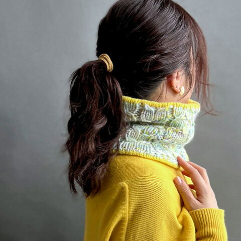 【手編みキット】 2種類の糸で編むスヌードのキット。 材料と編み図のセットです。 表はイタリア製の極太ウール「Roton ロトン」、内側はハマナカの定番ストレートヤーン「アメリー」。各1玉で編むスヌードです。 カラフルな絣染めの表地から内側...