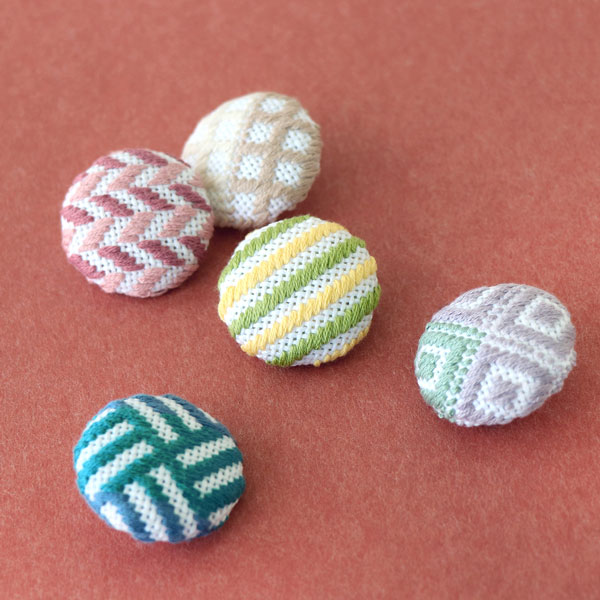 ※こちらの商品は手芸キットです。完成品の販売ではございません※在庫ありの商品でも、店頭の在庫と共有しております為、取り寄せになる場合があります。 ◎出来上がりサイズ 直径：約3cm ◎キット内容 　No.1100布（コングレス）白〈6〉、こ...