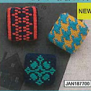 ※こちらの商品は手芸キットです。完成品の販売ではございません※在庫ありの商品でも、店頭の在庫と共有しております為、取り寄せになる場合があります。日本の伝統刺しゅう こぎん 『こぎん刺し』の、かわいい手作り小物キットです。 糸・針・布が全て揃...