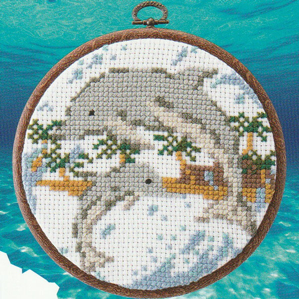 ※こちらの商品は手芸キットです。完成品の販売ではございません※在庫ありの商品でも、店頭の在庫と共有しております為、取り寄せになる場合があります。 なかよしな海洋生物シリーズのクロスステッチ初心者用キットです ◎サイズ 　額内径：15.5cm...