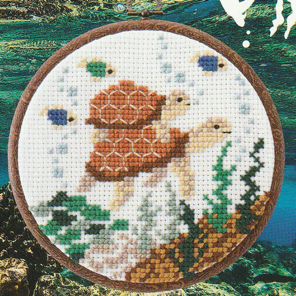 ※こちらの商品は手芸キットです。完成品の販売ではございません※在庫ありの商品でも、店頭の在庫と共有しております為、取り寄せになる場合があります。 なかよしな海洋生物シリーズのクロスステッチ初心者用キットです ◎サイズ 　額内径：15.5cm...