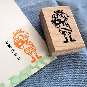 消しゴムはんこ作家tugumiさん（seed of smile）のカメラをかまえる女の子のスタンプです。写真を贈るときや、カメラを持って出かけた日の日記に。シャッターチャンスを狙う女の子がとってもかわいい一品です。もちろんこのスタンプも、t...