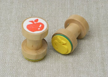 ちいさくて素朴で可愛い絵柄をゴム印にしてたくさん揃えました。手芸にも便利なように、木製の糸巻きをスタンプの持ち手にしてみました。手芸糸や毛糸でぐるぐる巻きにして使ってみたくなるかわいさです。お手紙のすみにちょんっと捺したり、カードやメモにさ...