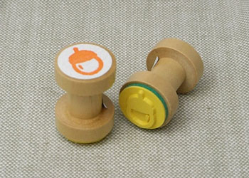 ちいさくて素朴で可愛い絵柄をゴム印にしてたくさん揃えました。手芸にも便利なように、木製の糸巻きをスタンプの持ち手にしてみました。手芸糸や毛糸でぐるぐる巻きにして使ってみたくなるかわいさです。お手紙のすみにちょんっと捺したり、カードやメモにさ...