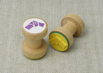 ちいさくて素朴で可愛い絵柄をゴム印にしてたくさん揃えました。手芸にも便利なように、木製の糸巻きをスタンプの持ち手にしてみました。手芸糸や毛糸でぐるぐる巻きにして使ってみたくなるかわいさです。お手紙のすみにちょんっと捺したり、カードやメモにさ...