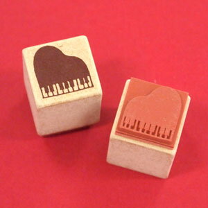 けしゴムはんこの作家『ART＆CRAFTKOTORI』さんとのコラボレーションのスタンプです。小さめのスタンプで絵柄がとっても可愛いのでワンポイントとして使うといいかも♪持ち手サイズ横20mm×縦20mm×高さ28mm 印面サイズ横18mm...