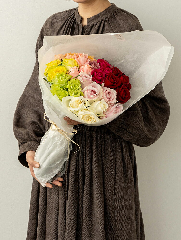 バラ栽培のプロフェッショナルが惜しみない愛情を注ぎ、強く美しいバラへと育てるホシファームのバラ。贈られた花との時間をできるだけ長く楽しんでいただけるよう、花の状態を見極め収穫しています。手元に届いてからふっくらと咲きはじめ、花咲く過程と咲き...