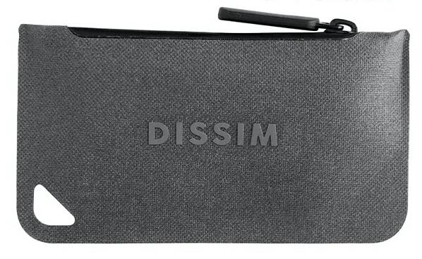 防水生地、耐水性ジッパーを採用し、外部より水が入り込まないように設計されています。 また、つるし穴があるのでフックなどにかけておくことができます。