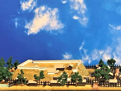 城ミニ[完成品］近江　下坂氏館・城　ケース付き　ミニサイズ　滋賀県の城　推定復元　日本の城　お城　ジオラマ　模型　プラモデル　城郭模型 鍬匠甲冑屋★ ★★サイズ　コレクションケース244×244×261mm ★参考画像はA4サイズですが、ケ...