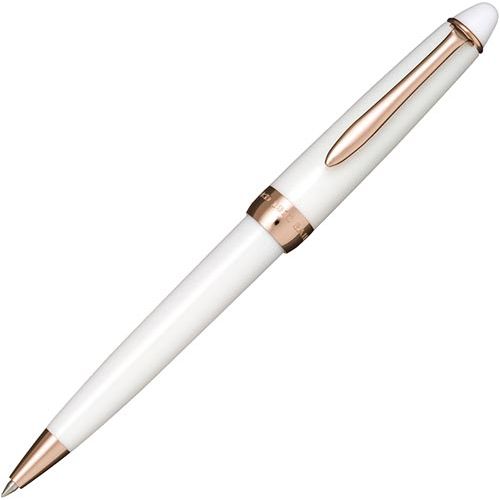 大人の女性の、可憐で少し贅沢な筆記具です。パール系の光沢ある軸にピンクゴールドのメタルパーツの組み合わせ。持つ人を魅力的に引き立ててくれる、センスの光る1本です。●ボール径／0．7mm●インク色／ブラック●軸色／パールホワイト●寸法／径9．...