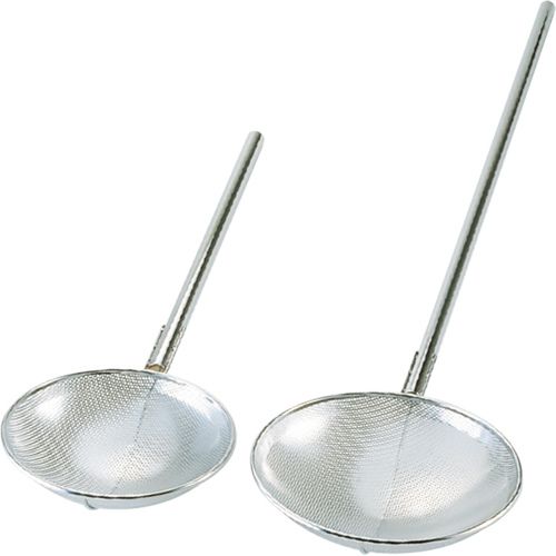 異物混入に強いパンチングスクイ網！●サイズ／直径300×柄長さ750×深さ82mm●網目／穴径2mmメッシュピッチ3．5mm●単位／1本●メーカー品番／01120307※画像はイメージです。※こちらはセット商品ではありませんので、商品画像の...