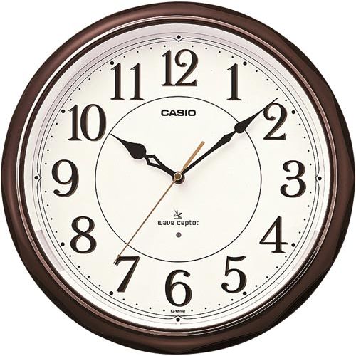夜見えライト付き電波掛時計●外寸法／直径330×厚さ54mm●保証期間／1年●材質／フレーム：プラスチック●材質／風防：ガラス●質量／1100g●機能／夜見えライト、秒針停止機能●秒針／ステップ秒針（音あり）●電波受信回数／7回／日●電池／...