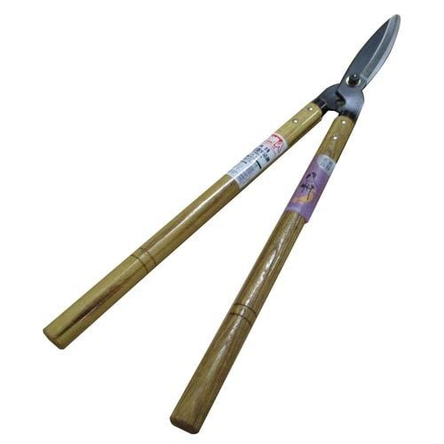 庭木や生垣のお手入れに。刃部は剪定型で太枝切りに最適です。鋏全体に焼入処理をしている為、切れ味が長持ちします。●寸法／（約）全長645X幅155X奥行45mm●材質／刃：全鋼柄：木●質量／890g●全長／645mm刃長／150mm●切断目安...