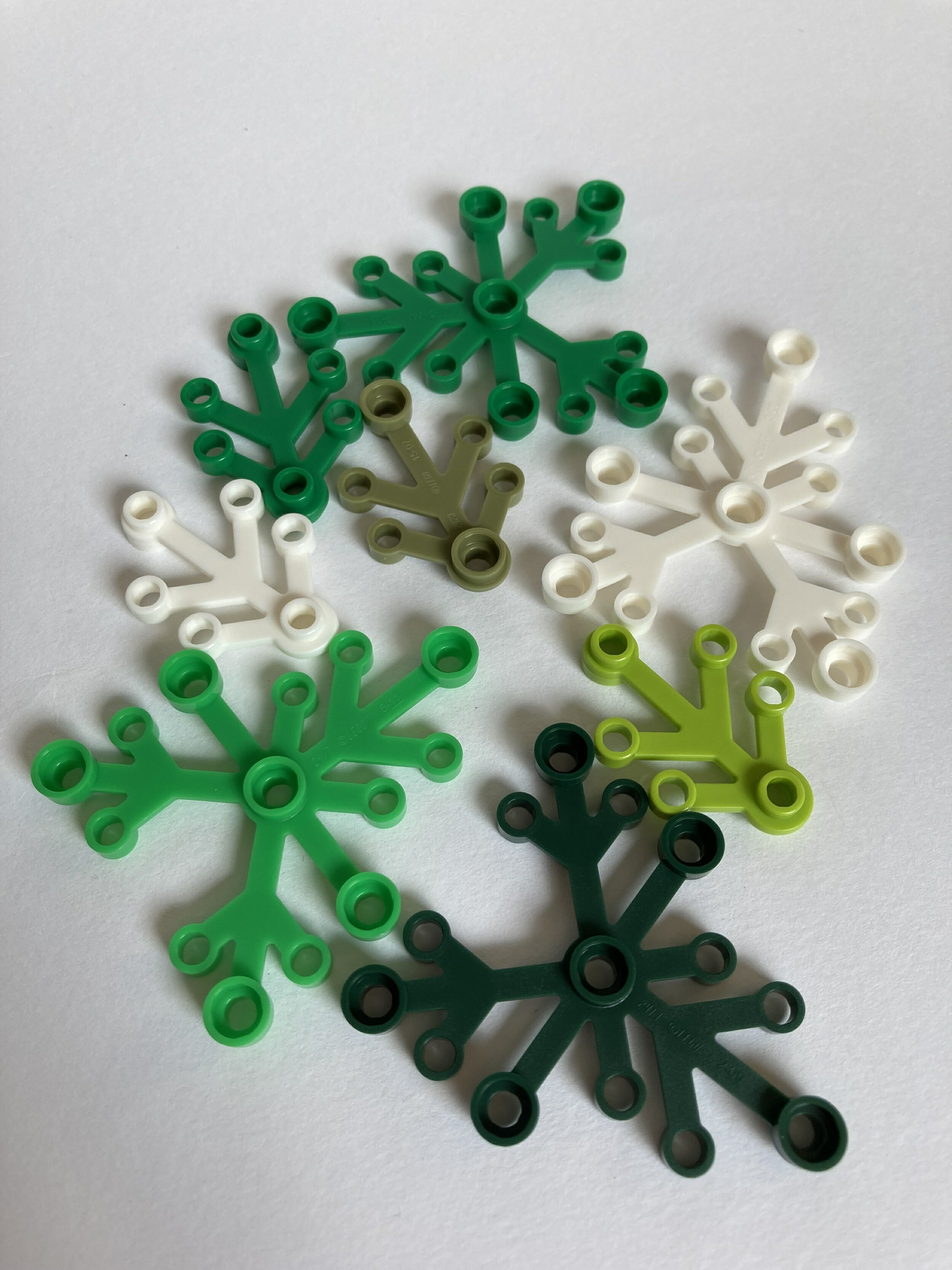 メーカー：LEGO スペック：パーツのみ、クリアパックに封入して発送いたします。 商品説明：レゴ　植物パーツ木の葉8種セットです。