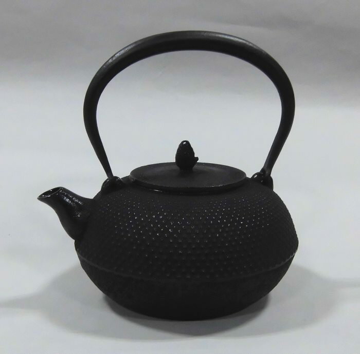 サイズ 　蓋径8.7cm 鉄瓶径19cm 高20cm 容量1.4l 材質 鉄 商品説明 初めての使用方法について 1.はじめに鉄瓶に8分目位まで水を入れ火にかけてください 2.徐々に鉄瓶内側の水が沸騰してきます。 3.沸騰したら吹きこぼれな...