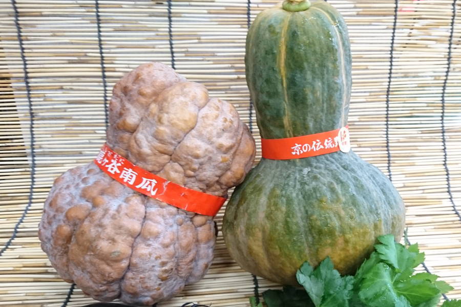 京野菜のなかのひとつ。ユニークなひょうたん型 をしたたかぼちゃです。 食用でなく装飾用として置物や茶席の 花材に使われることもしばしばあります。 ひょうたん型の上と下では味が微妙に違います ですから2種類の味が楽しめます。 味としては淡白で...