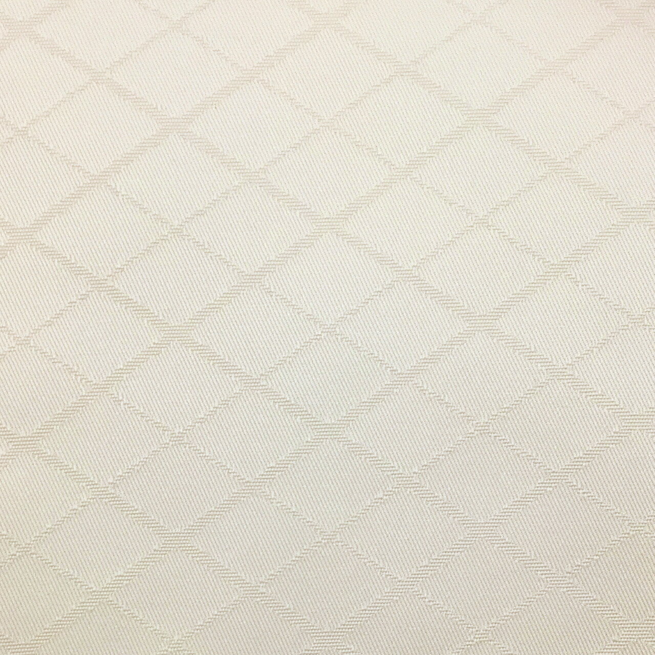 ◆ご紹介商品の色は「日本の伝統色　和色大辞典」を参照しております。 　またモニターや端末の設定により色の表示には差異が生じる場合がございます。 　ご了承くださいませ。地模様の織られた白生地をカットした半衿です。 無地ではなく、地模様のある半...