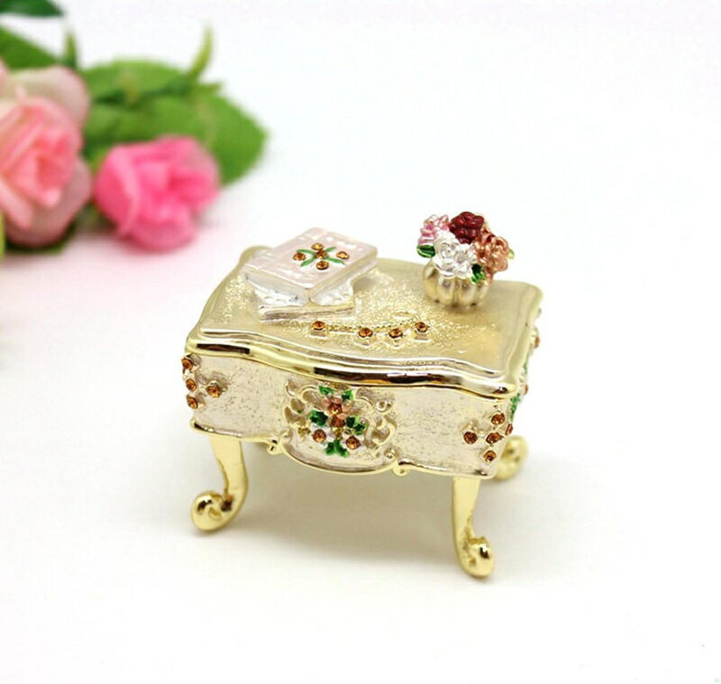 　　　 ◆◇◆売れている秘密◆◇◆ ◎サイズ：ソファー:6.5*5.5*4.7cm椅子:5.3*3.4*7cmテーブル:4.7*3.3*4.8cm鏡台:4.8*3*8.5cm ◎この製品の明るい色は生き生きとした雰囲気を加え、どこに置いても...