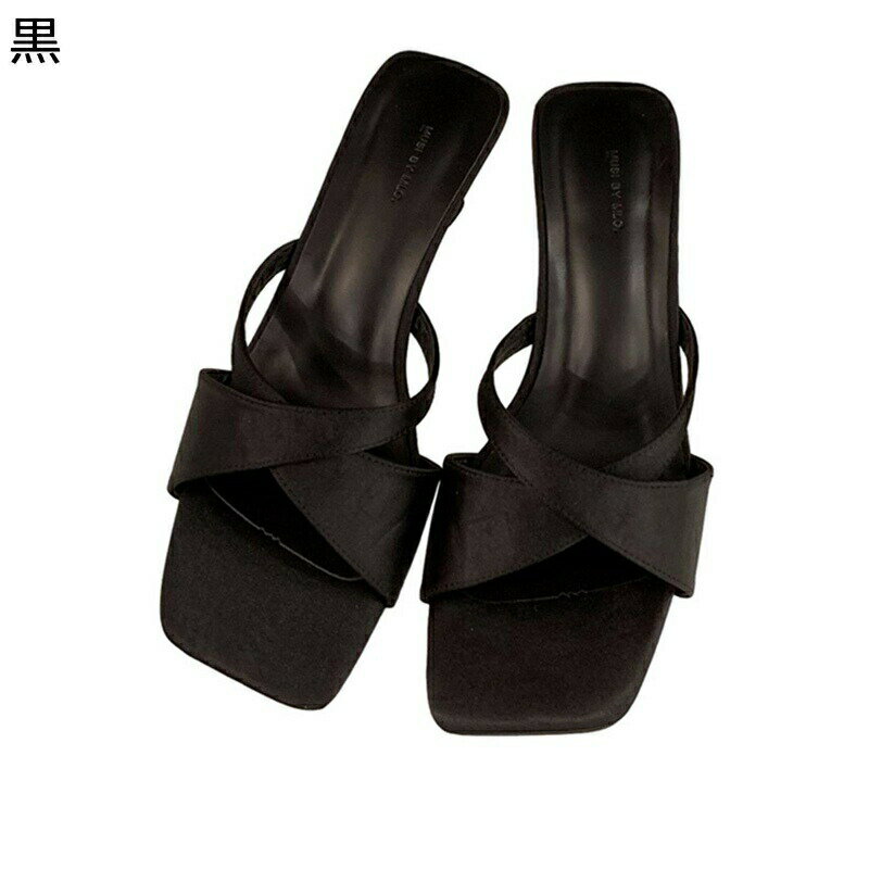 　　　 ◆◇◆人気の秘密◆◇◆ 【ウェッジヒール】絶大な脚長効果を発揮する5cmヒールもウェッジヒールで安定感があり、足への負担を軽減！ 【スクエアトゥ】つま先をスクエアトゥにすることで、パンプスでも大人っぽい雰囲気に。 【美脚】クラシック...