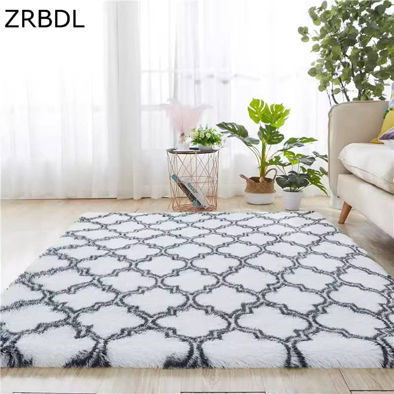 　　　 ◆◇◆人気の秘密◆◇◆ 【柔らかな肌触り】こちらのラグにはなめらかな肌触りのマイクロファイバー生地を使用。毛足が短いのでまとわり付くような感覚がなく、夏はさらりと、冬は暖かく、一年を通して居心地の良い空間を演出します。 【美観と実用...