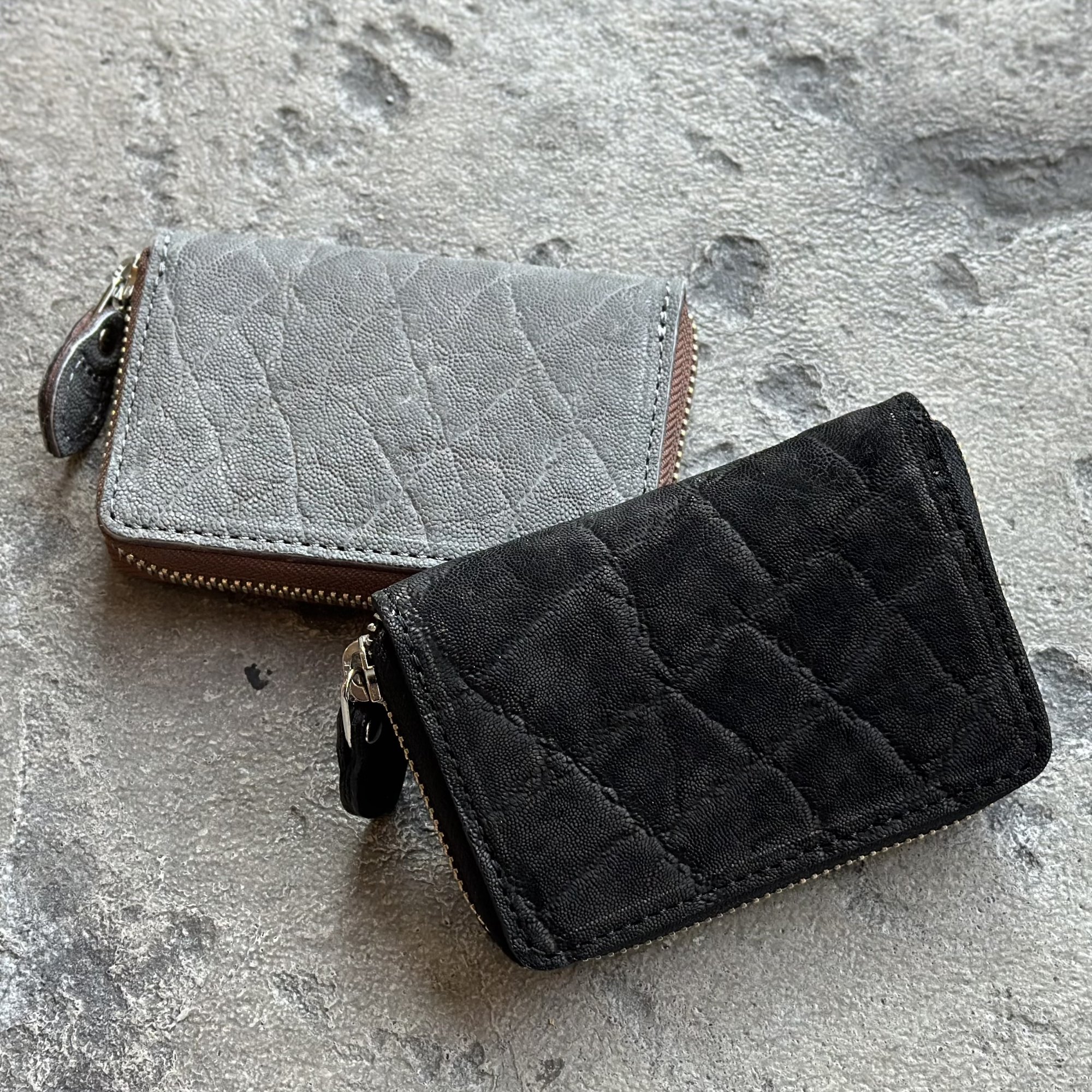 新商品一覧を見る ＞ カテゴリ一覧を見る ＞ &nbsp; KC,s ケーシーズ / ケイシイズ KC,s ミニウォレット ラウンドジップ エレファント ■手のひらサイズに宿る、象革の圧倒的な存在感 「コンパクトな財布でも、素材にこだわりた...