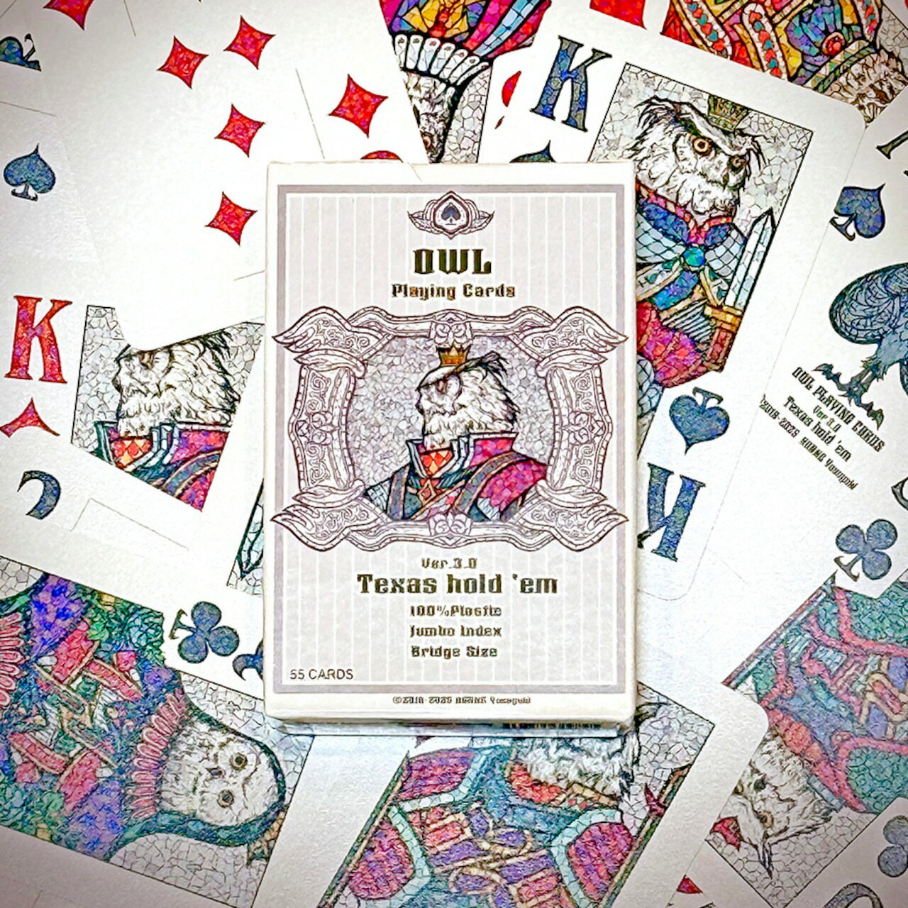 本根 康之/HONNE Yasuyukiが個人でデザインし、製作をCopagにお願いした、トランプ(Playing Cards)です。 初のプラスチック100%デックになります。紙製の高品質のデックを制作して行くスタンスは変えませんが、特に...
