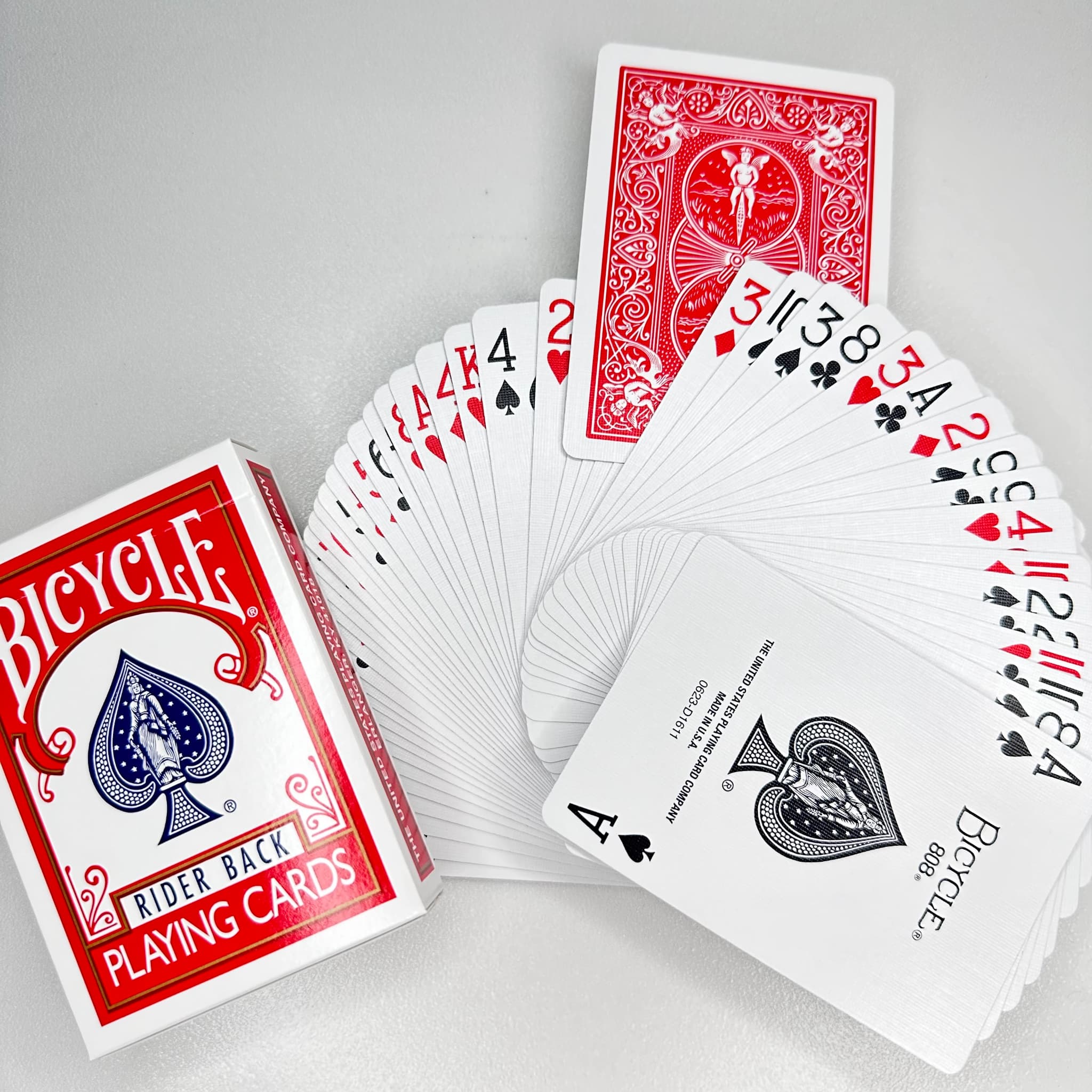 観客が心の中で思ったカードだけが、一枚だけ裏向きになって出てきます。とても簡単に演じることができ、初心者の方にもおすすめのマジックです。演出の仕方でマジックの見え方が変わります。 演出1(透明のカード) マジシャンは「透明のカードを使用しま...